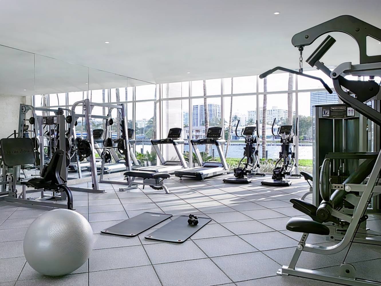 Grand Beach Hotel Bay Harbor, Bay Harbor Islands : -31% during the day ...