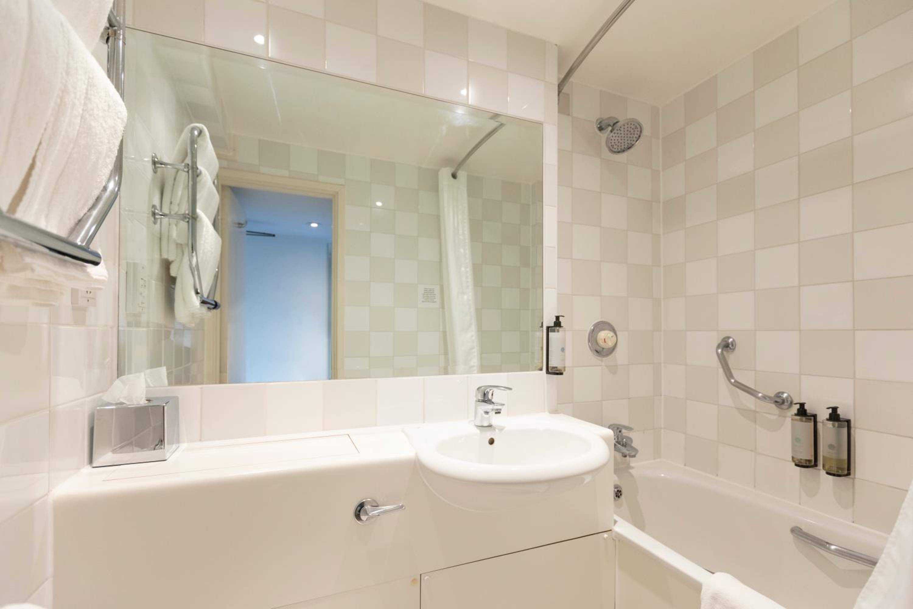 Holiday Inn Basildon, an IHG Hotel, Essex : -46% during the day ...