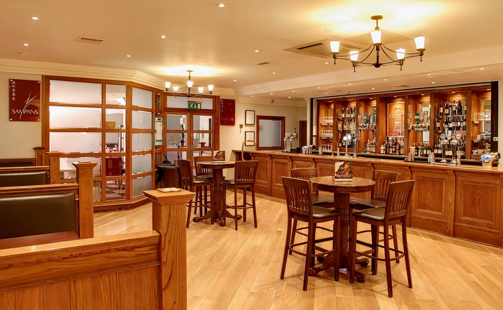 Holiday Inn Bristol Filton, Hambrook : hotel during the day - Dayuse.sg