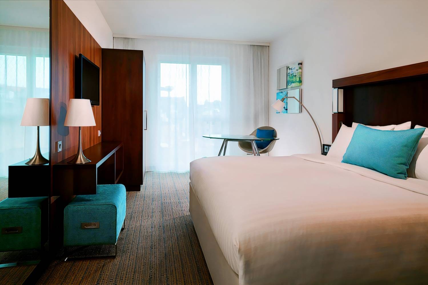 Courtyard Cologne, Innenstadt : hotel during the day - Dayuse.sg