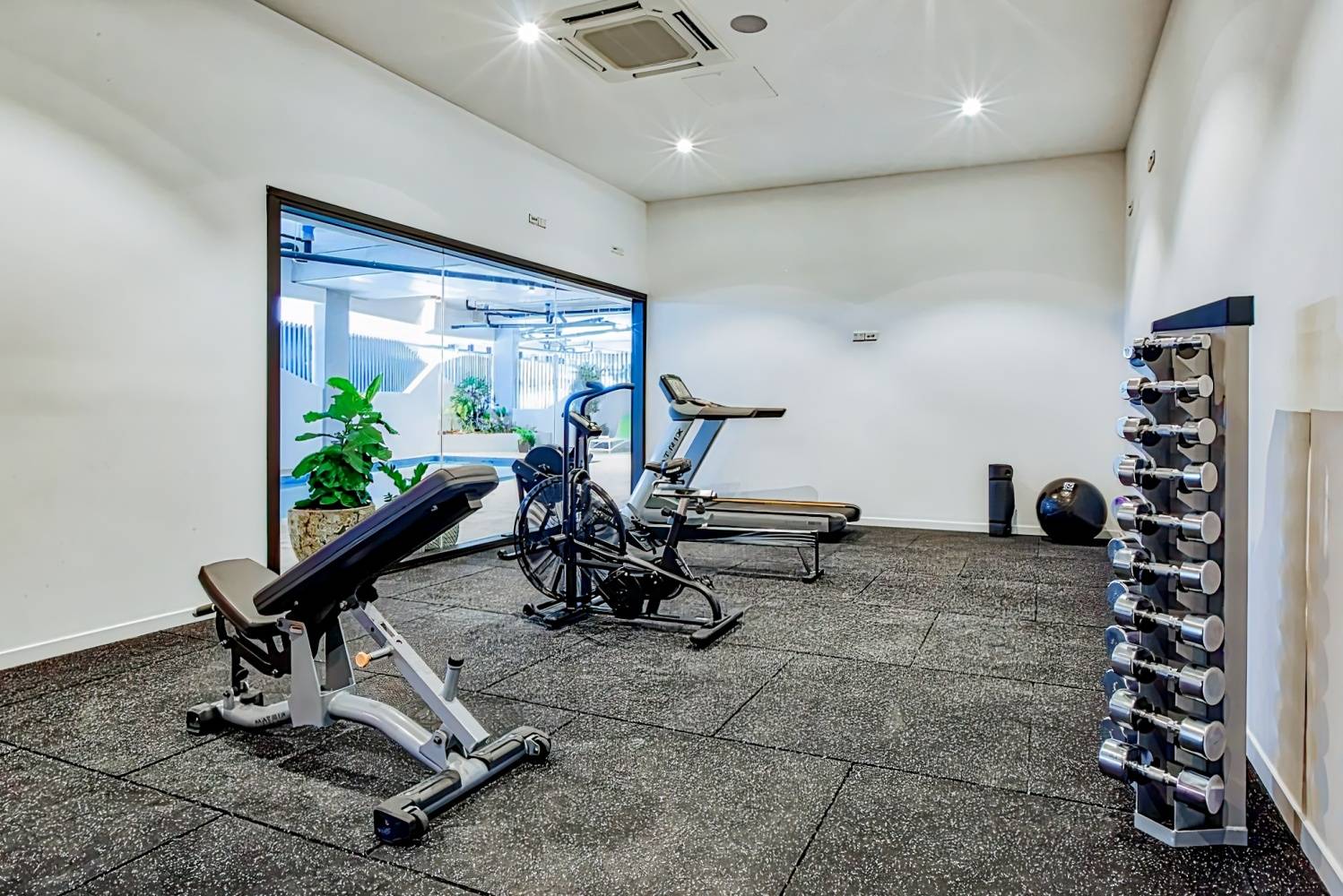 Eatons Hill Hotel, Eatons Hill : hotel during the day - Dayuse.com