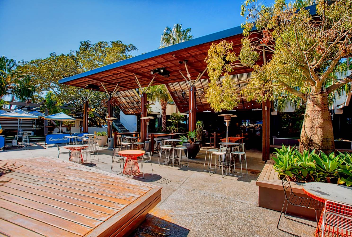 Eatons Hill Hotel, Eatons Hill : hotel during the day - Dayuse.com