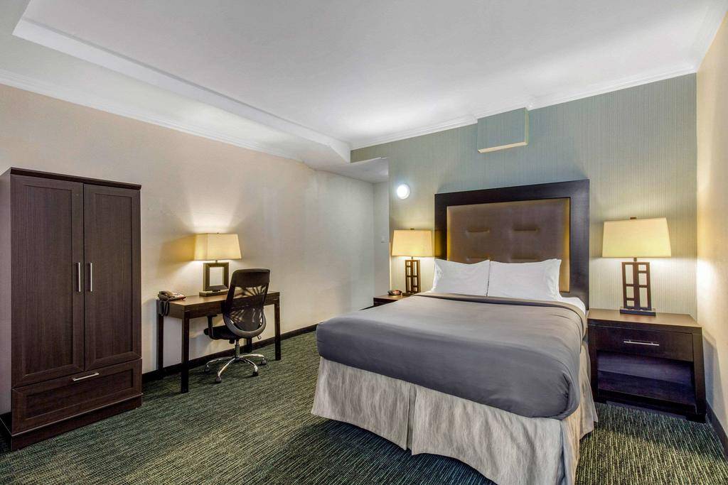 Rodeway Inn Center City, Washington Square West : hotel during the day ...
