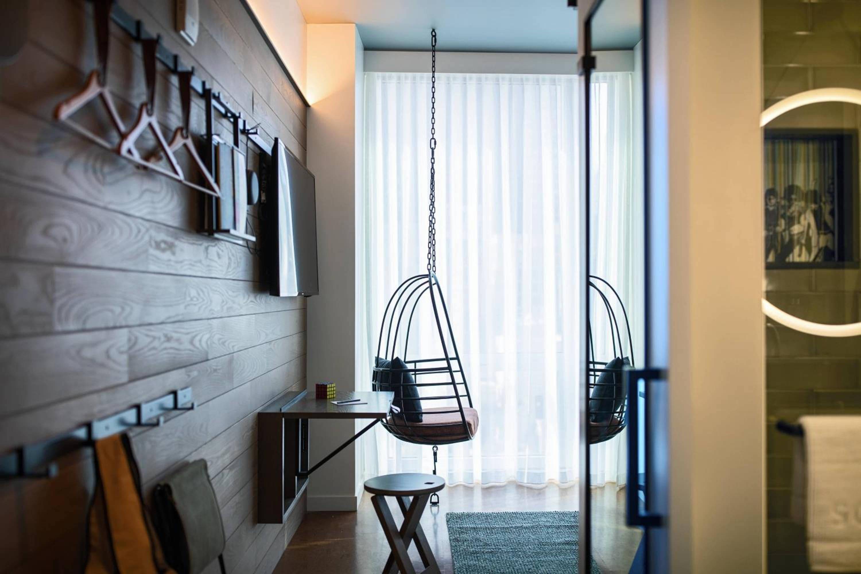 Moxy NYC Downtown, Financial District : -74% during the day - Dayuse.com