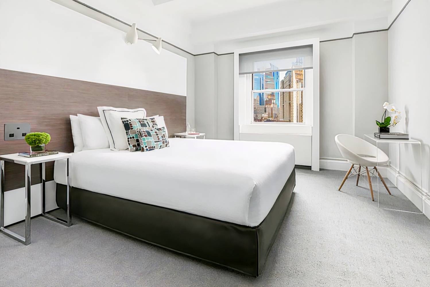 Paramount Times Square, Manhattan : hotel during the day - Dayuse.com