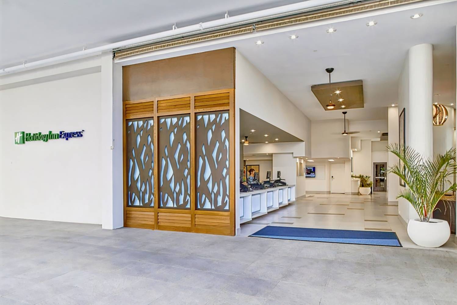 Holiday Inn Express Waikiki, an IHG Hotel, Waikiki : -53% during the ...