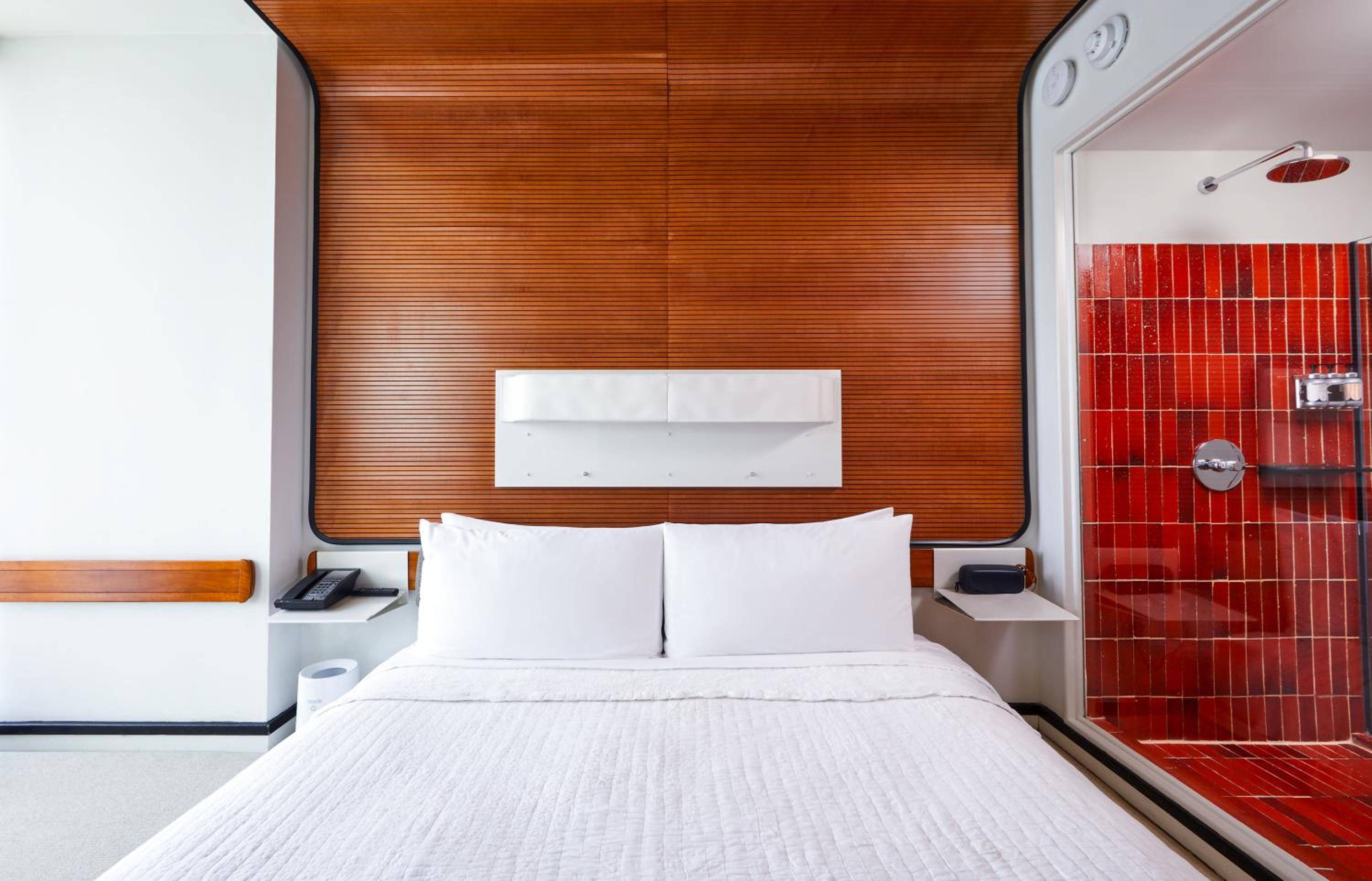 The Standard, High Line New York, Manhattan : hotel during the day ...