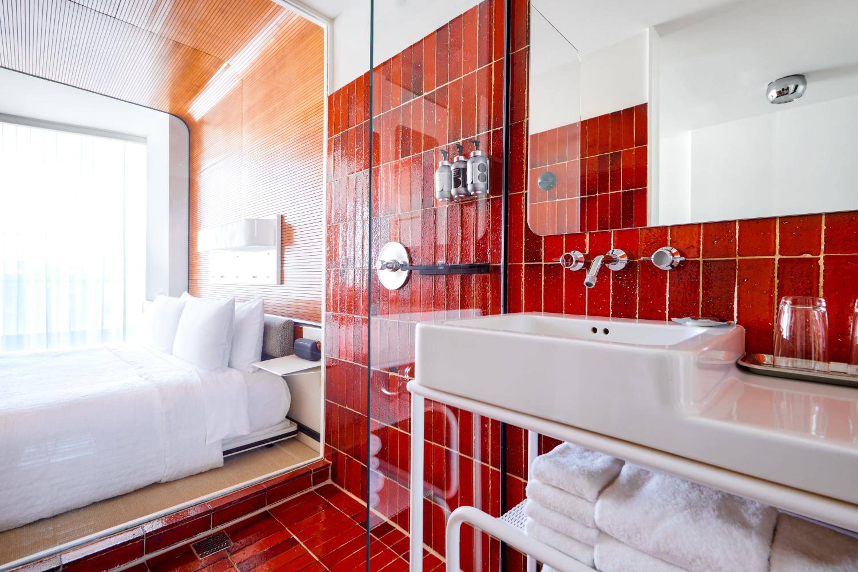 The Standard, High Line New York, Manhattan : hotel during the day ...