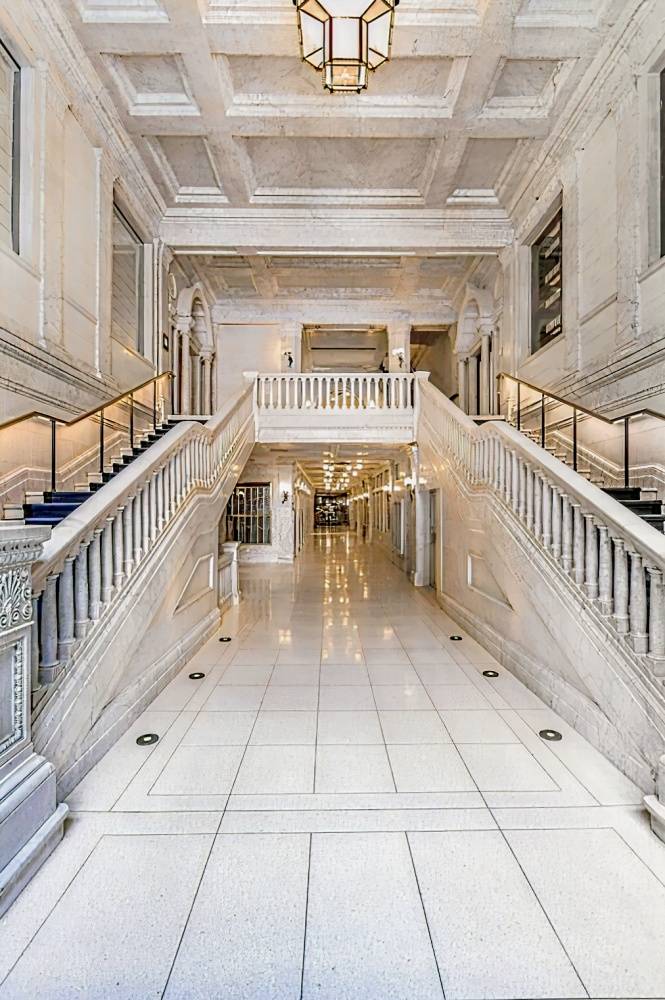 Kimpton Gray Hotel Chicago, Chicago Loop : hotel during the day ...