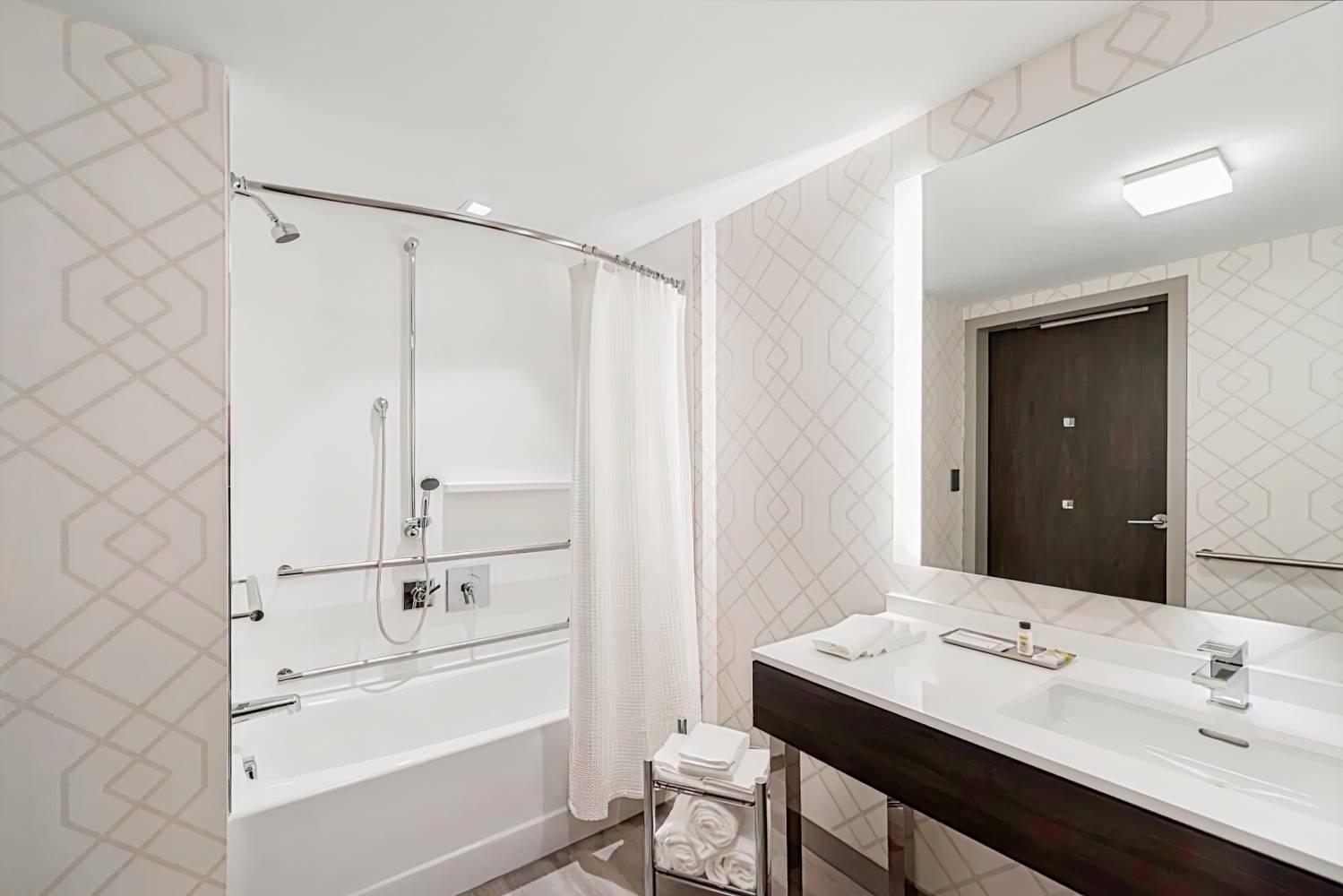 Holiday Inn Boston Logan Airport - Chelsea, Chelsea : Gün boyunca -16% ...