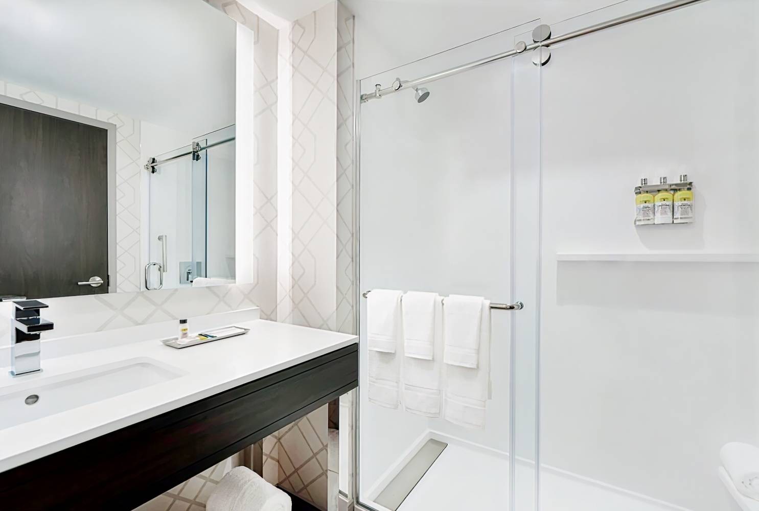 Holiday Inn Boston Logan Airport - Chelsea, Chelsea : Gün boyunca -16% ...