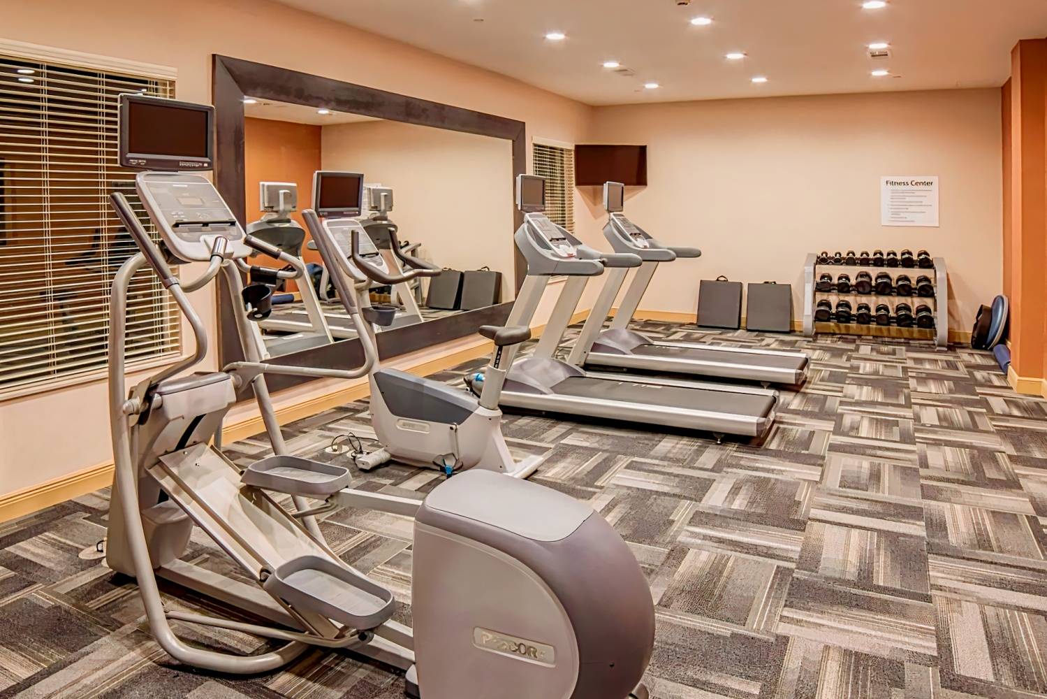 Holiday Inn Trophy Club, Roanoke : hotel during the day - Dayuse.com