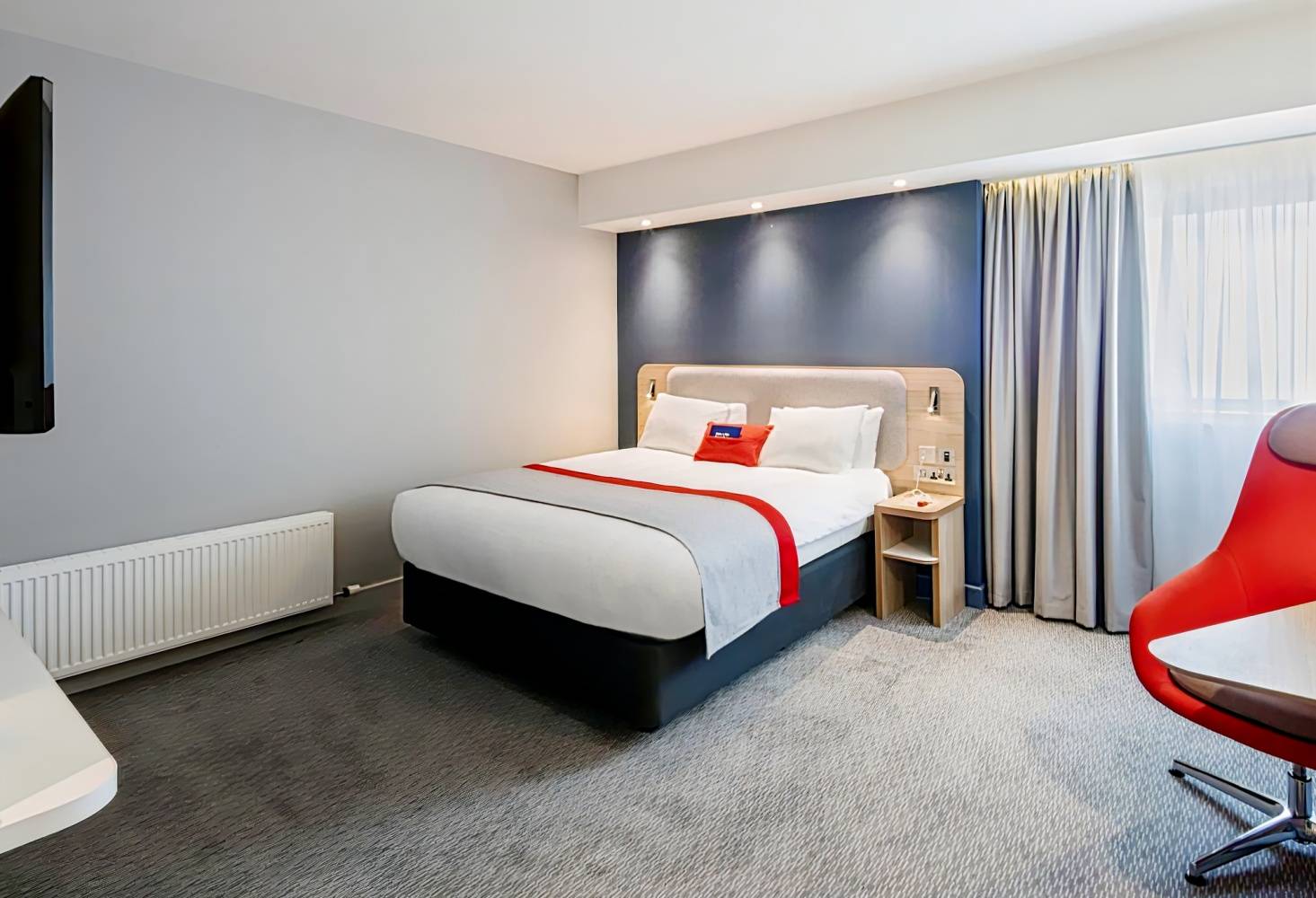 Holiday Inn Express Belfast City, Belfast : hotel during the day ...