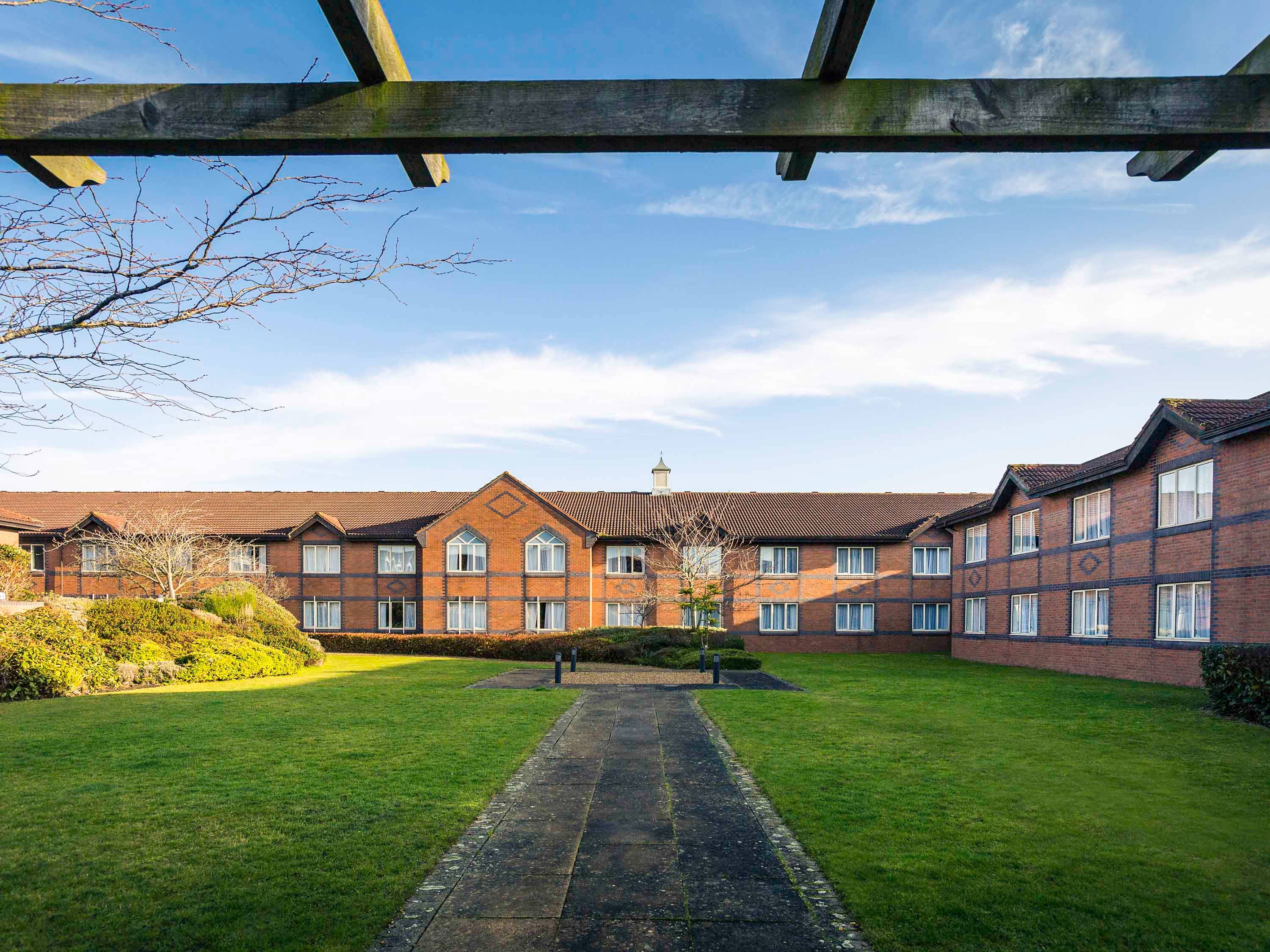 Mercure Daventry Court Hotel, West Northamptonshire : -42% during the ...