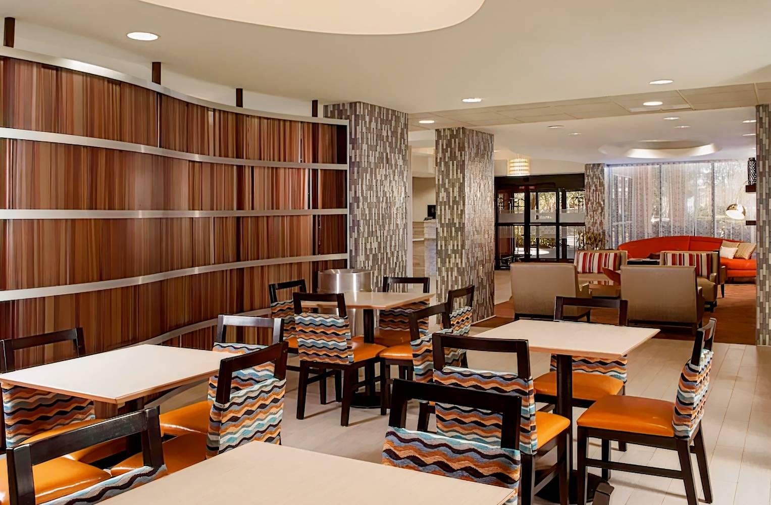 Hampton Inn Orlando-International Airport, Orlando, FL en journée ...