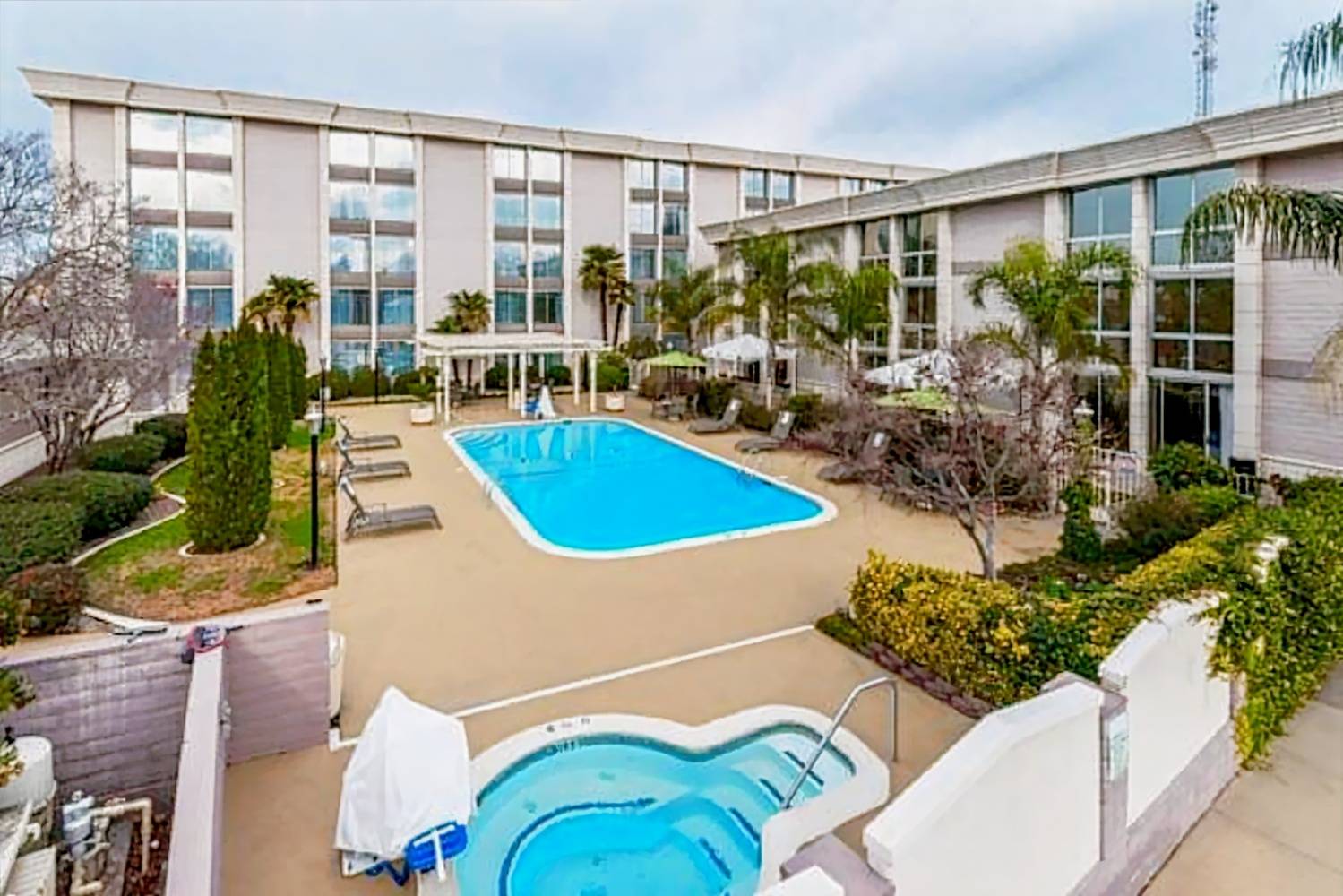 DoubleTree by Hilton Chico, Chico, CA : hotel during the day - Dayuse.com