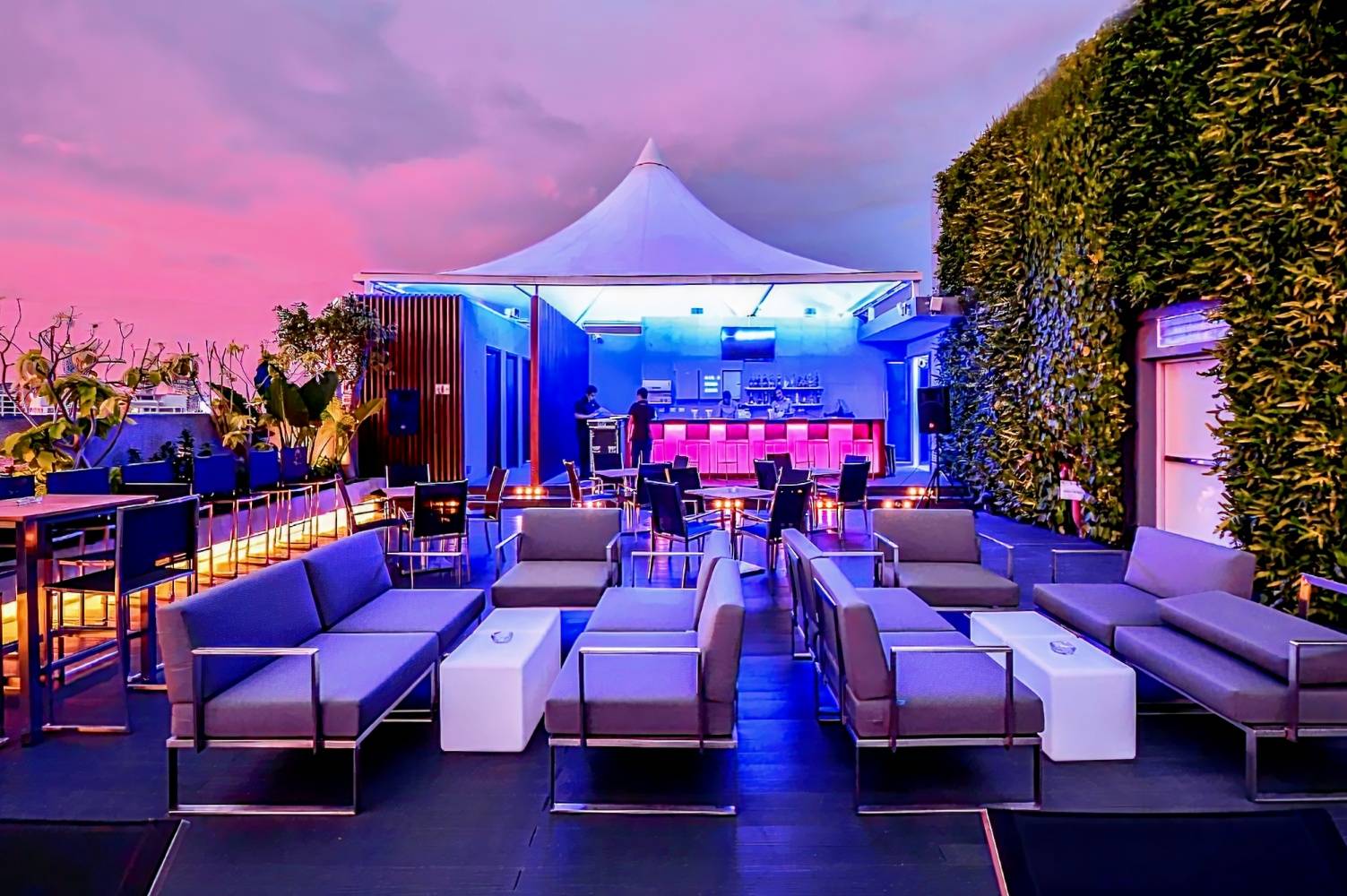 Amara Bangkok, Khet Bang Rak : hotel during the day - Dayuse.com