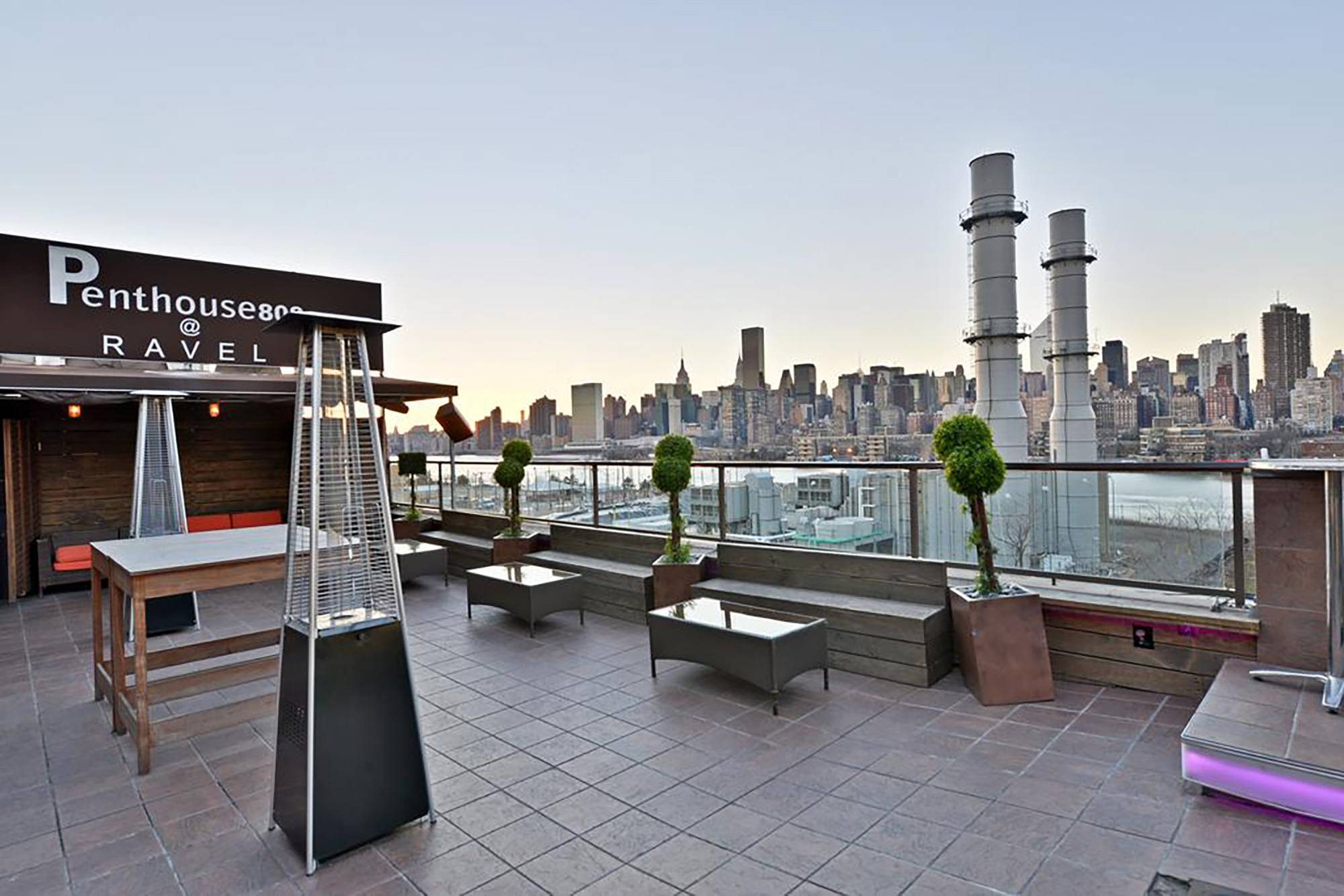 Ravel Hotel, Long Island City : hotel during the day - Dayuse.com