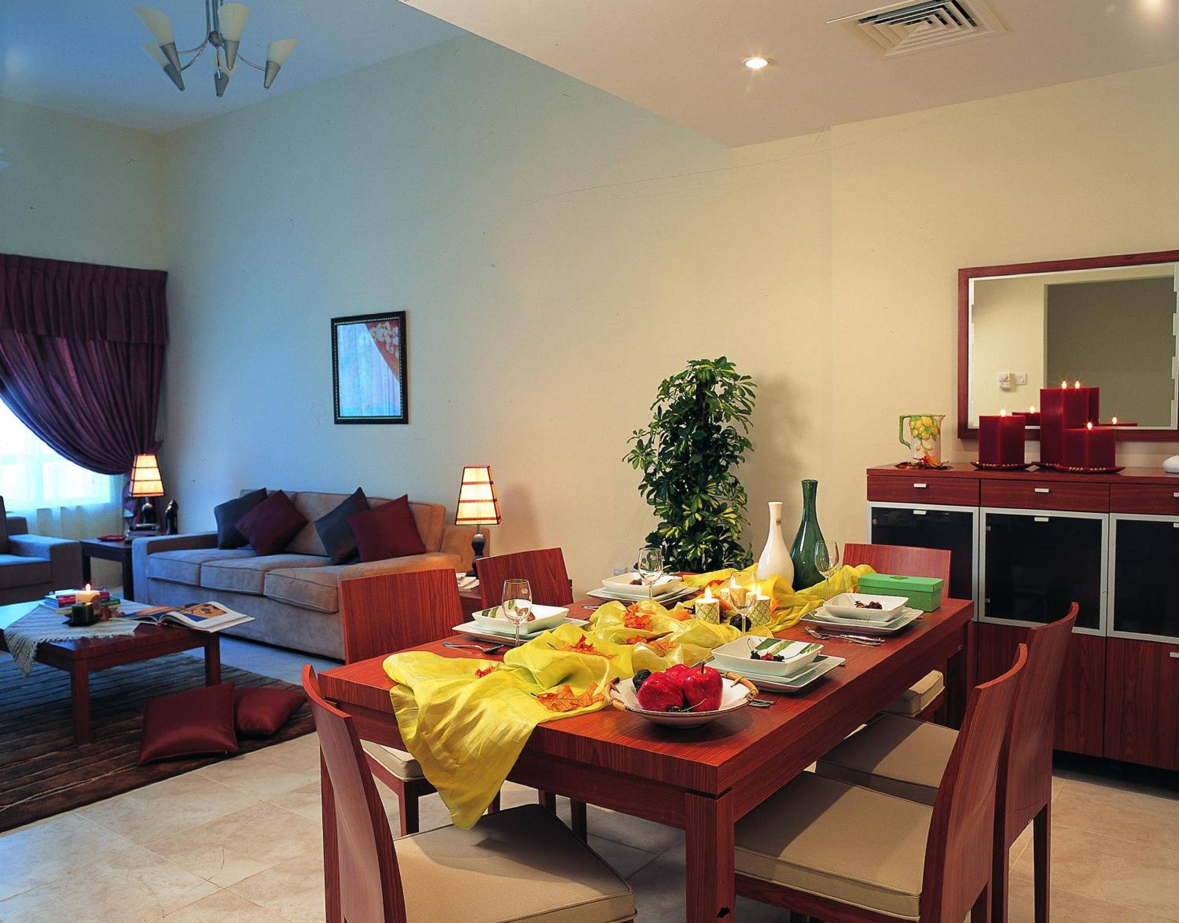 Al Raya Hotel Apartments, Dubai, Dubai : hotel during the day - Dayuse.com