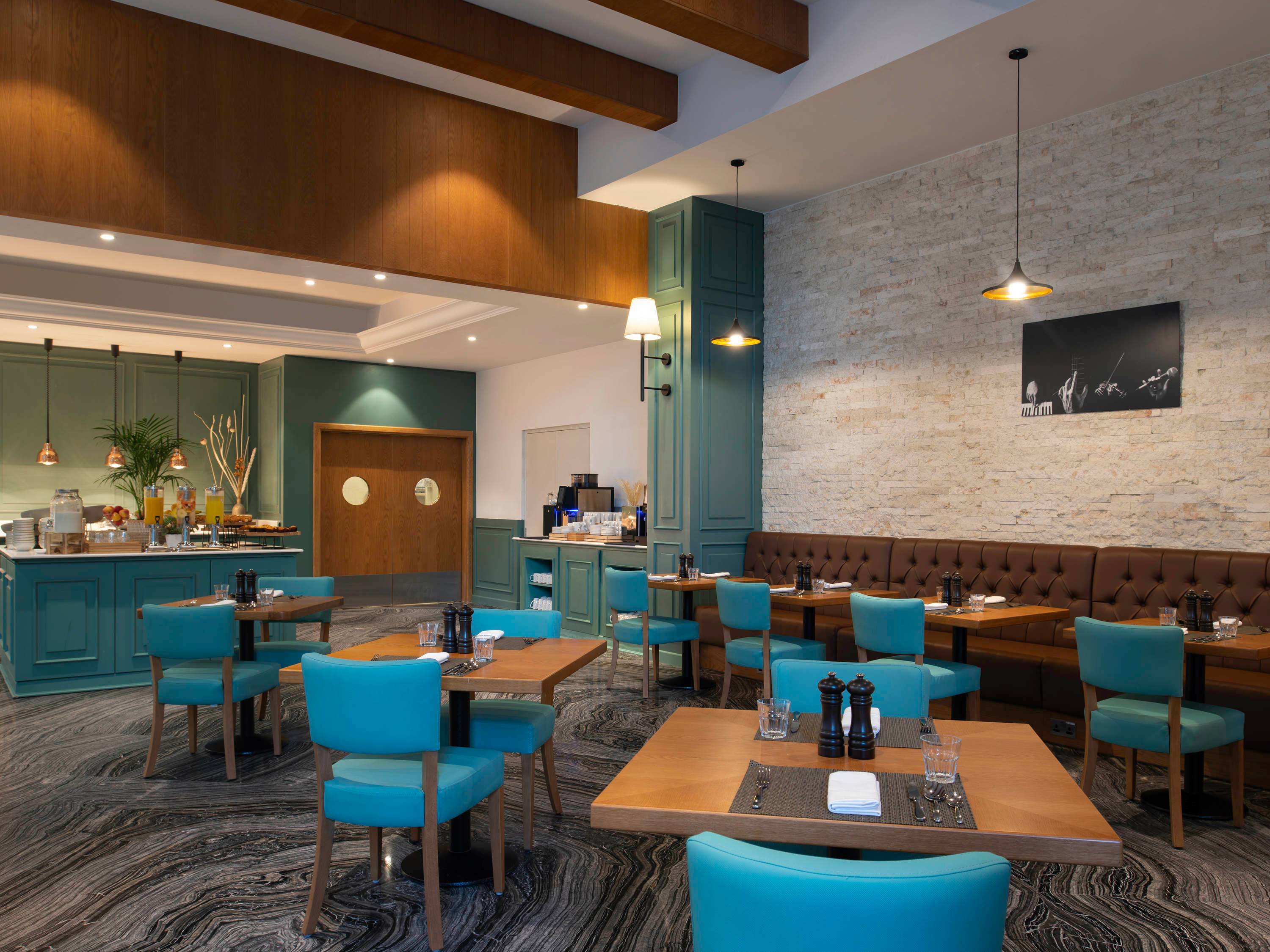 ibis Doha, Al Asiri : hotel during the day - Dayuse.com