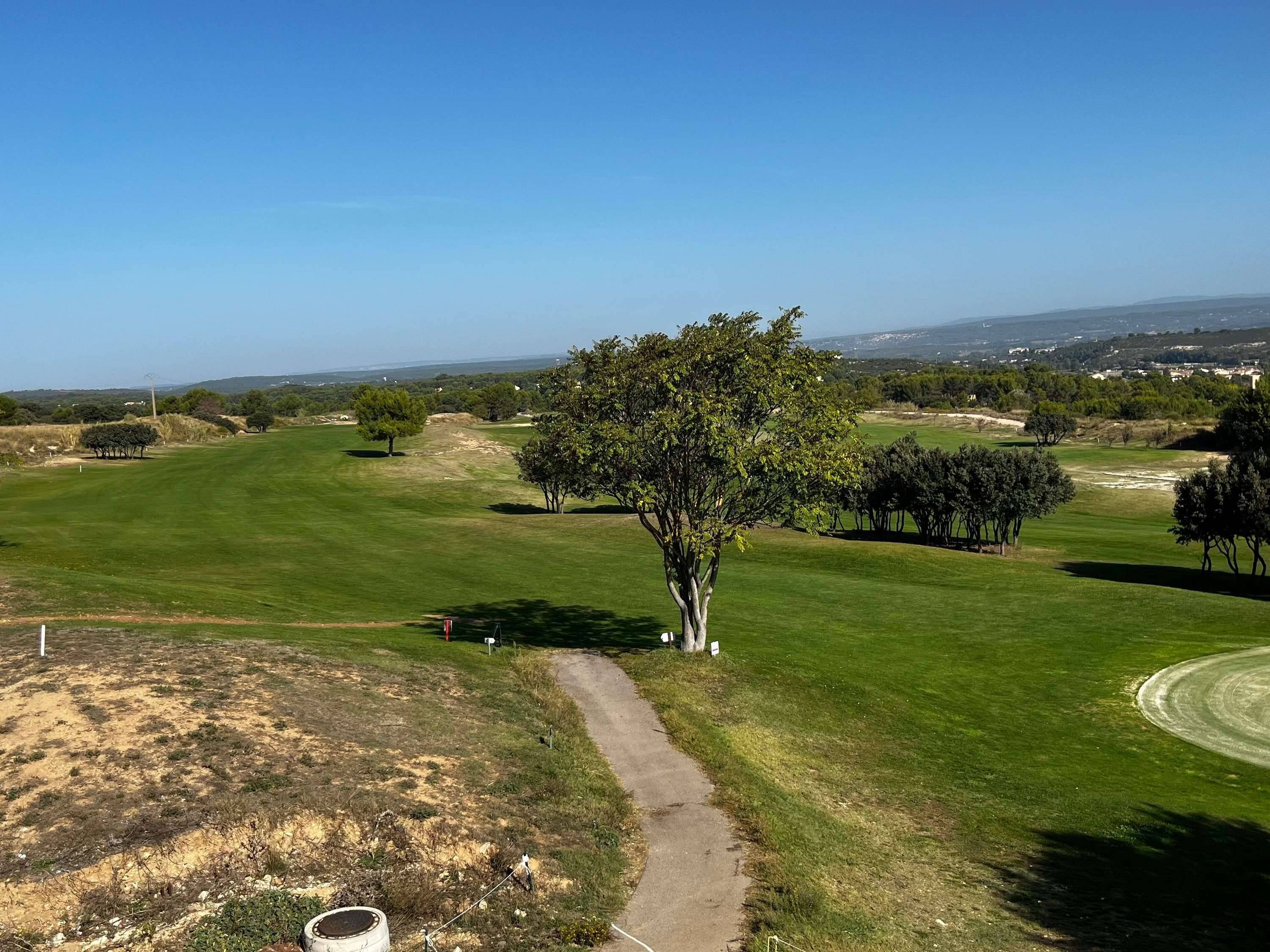 ibis Styles Cabriès Aix-en-Provence TGV, Cabriès : hotel during the day ...