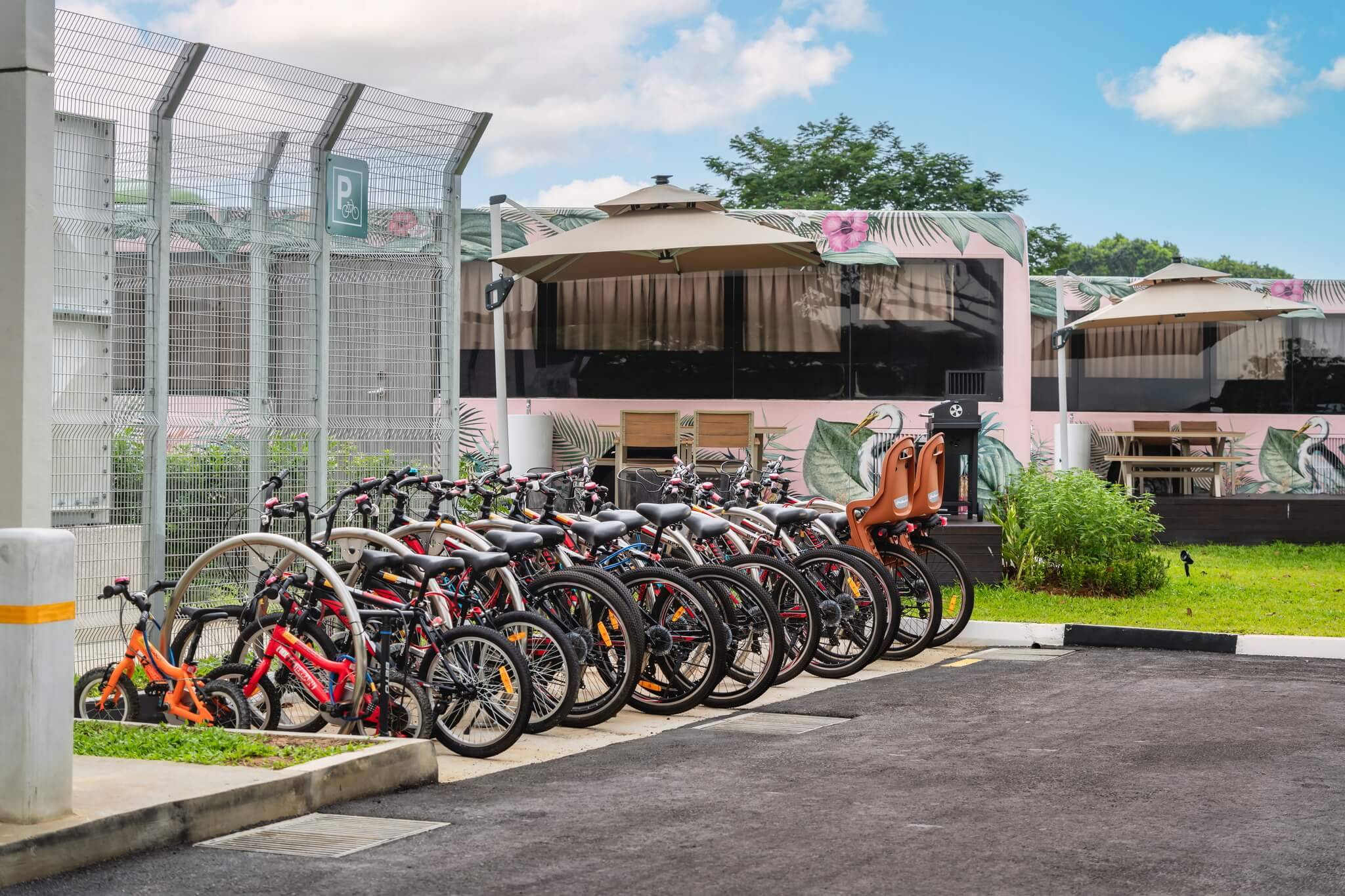 The Bus Collective, Changi : hotel during the day - Dayuse.sg