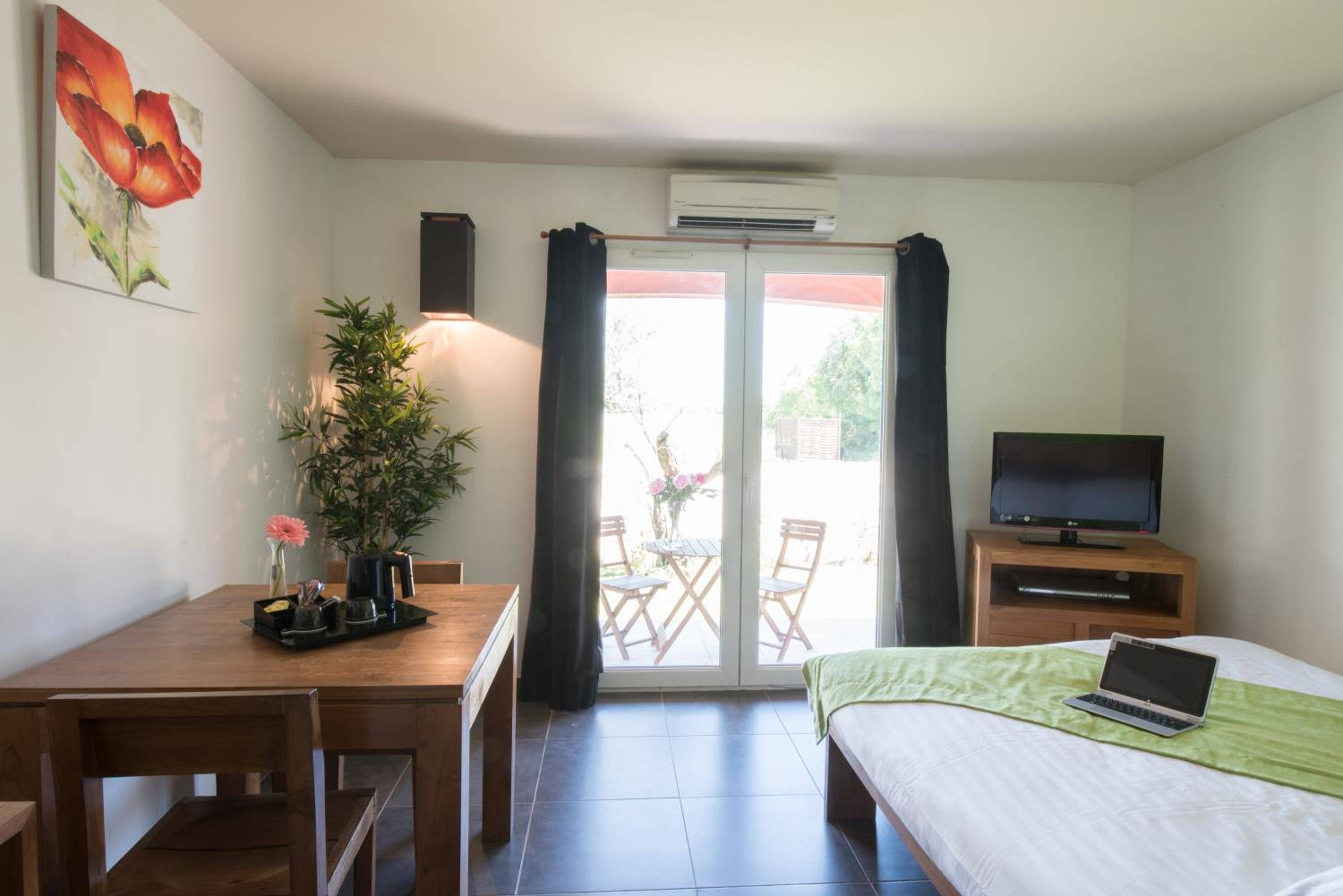 Hôtel Domaine le Milos, Castries : hotel during the day - Dayuse.com