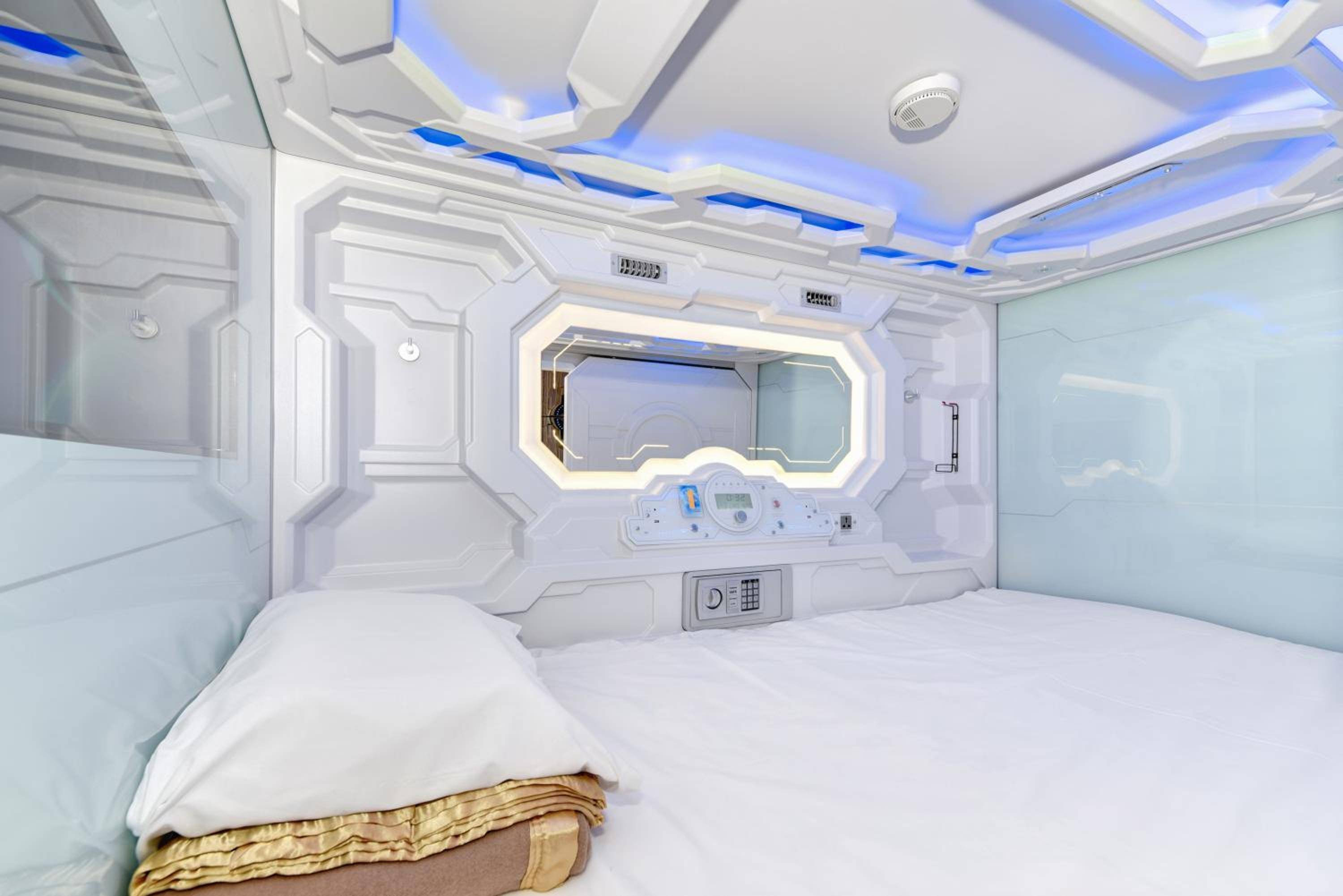 Space Q Capsule Hotel, Haymarket : -27% during the day - Dayuse.com