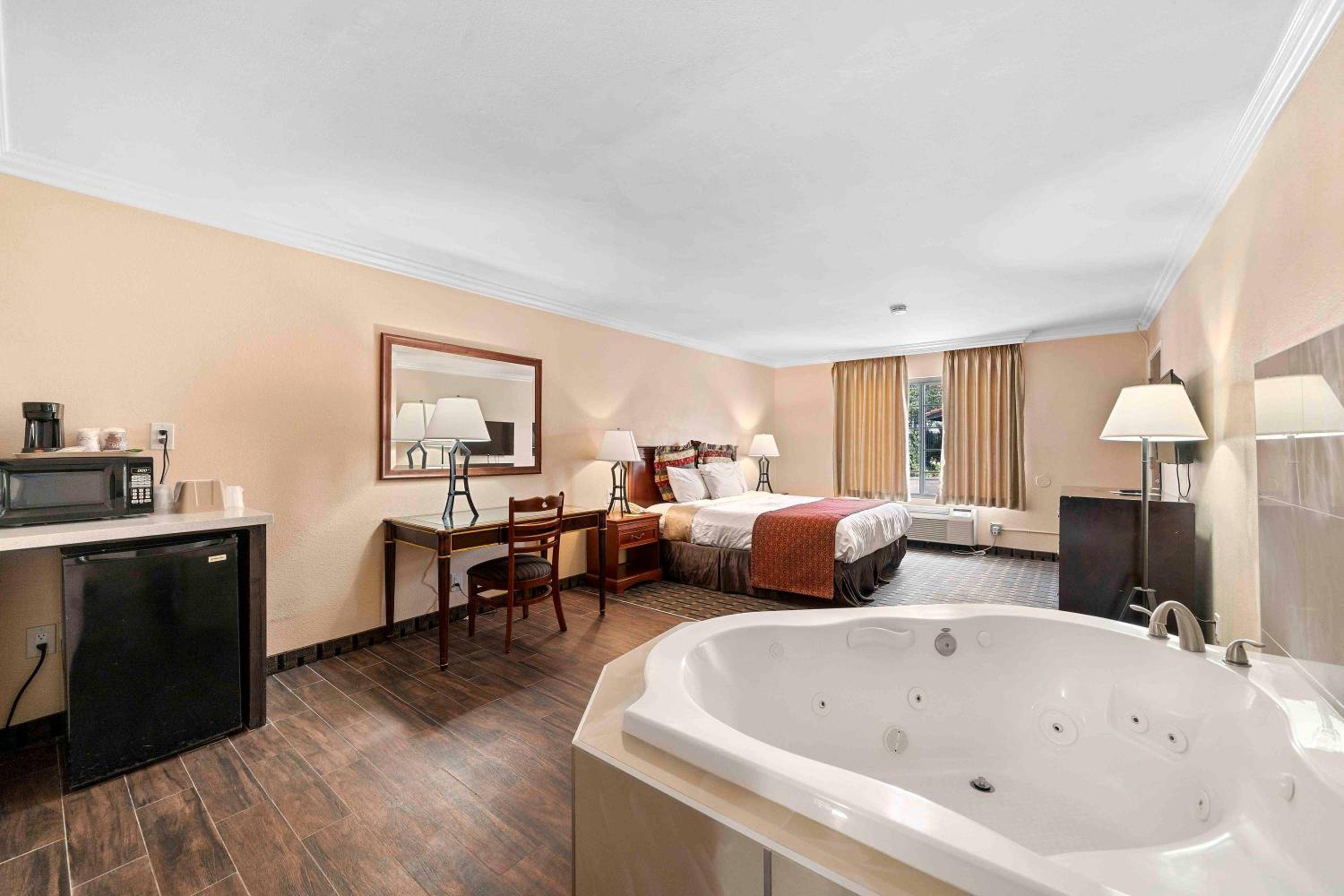 Lemon Tree Hotel and Suites, 1600 E Lincoln Ave, Anaheim, California ...