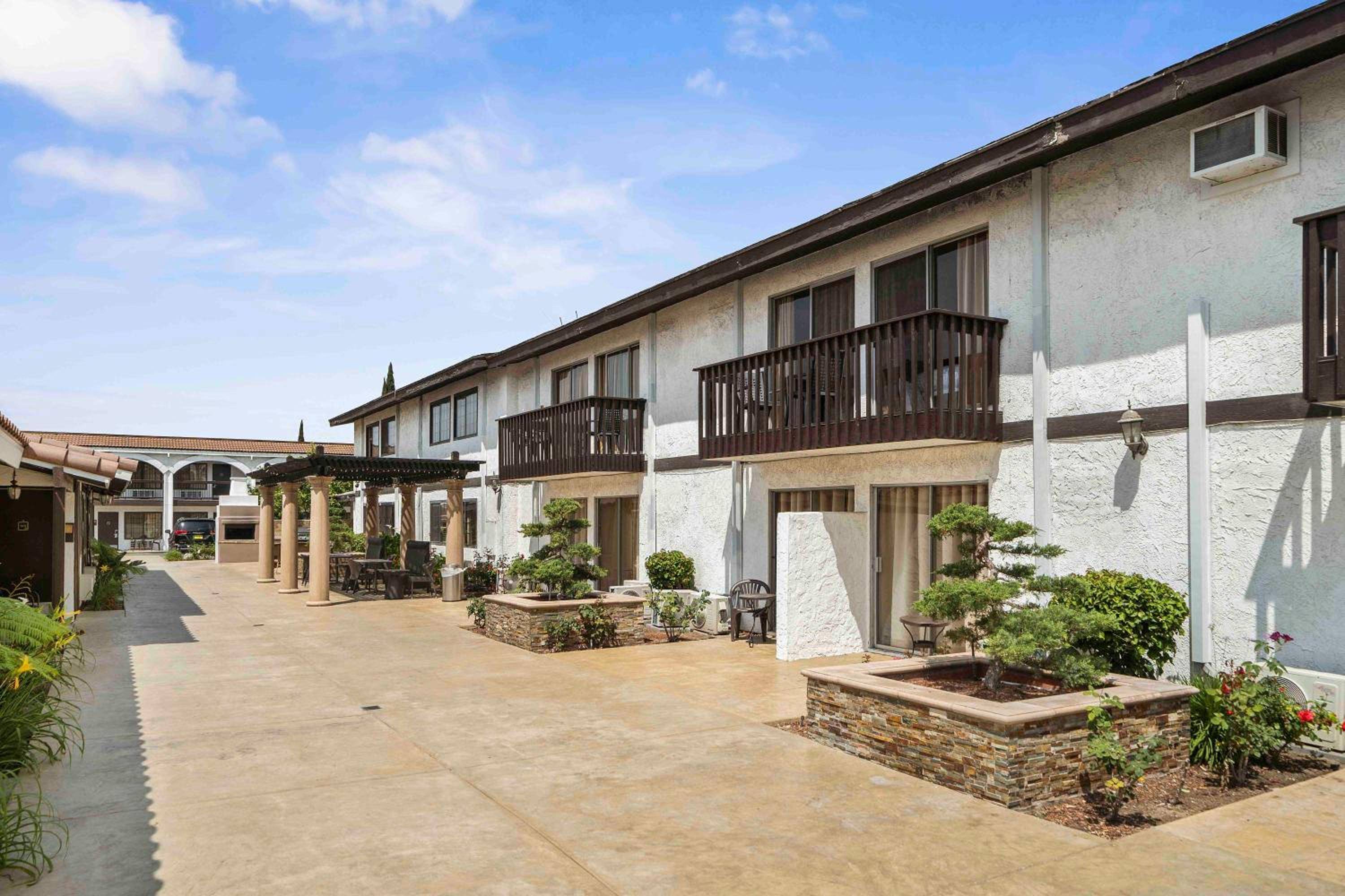 Lemon Tree Hotel and Suites, 1600 E Lincoln Ave, Anaheim, California ...