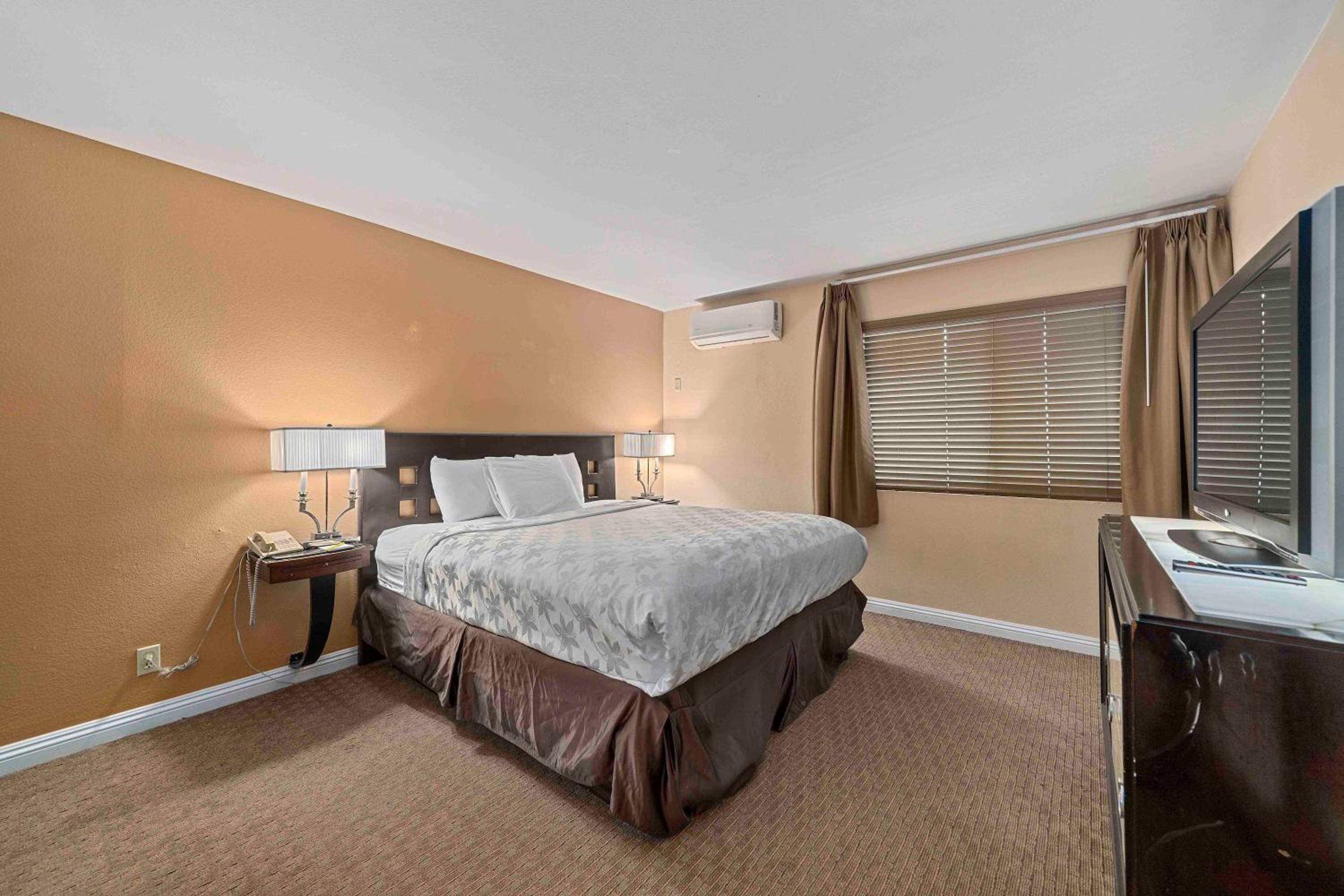 Lemon Tree Hotel and Suites, 1600 E Lincoln Ave, Anaheim, California ...