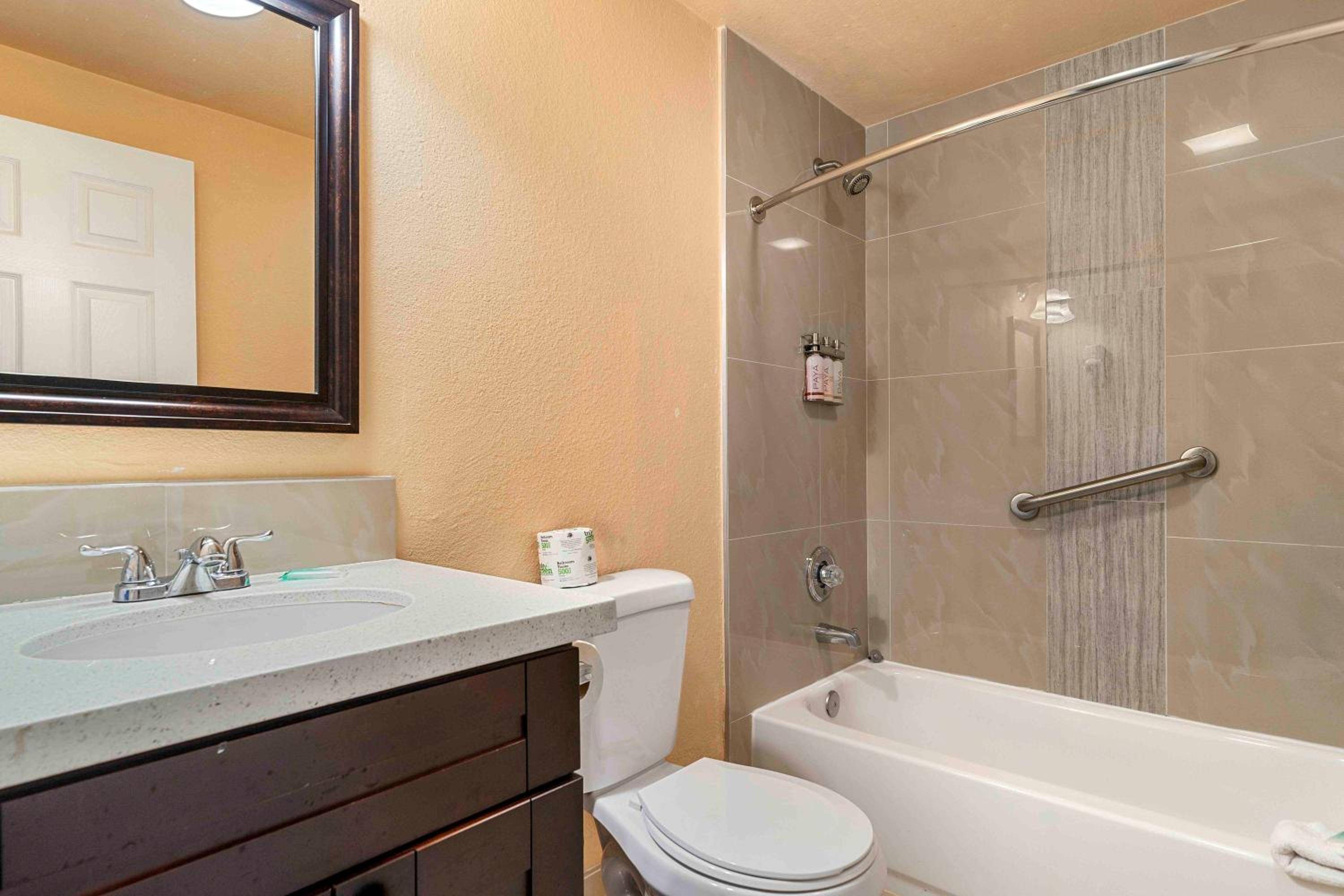 Lemon Tree Hotel and Suites, 1600 E Lincoln Ave, Anaheim, California ...