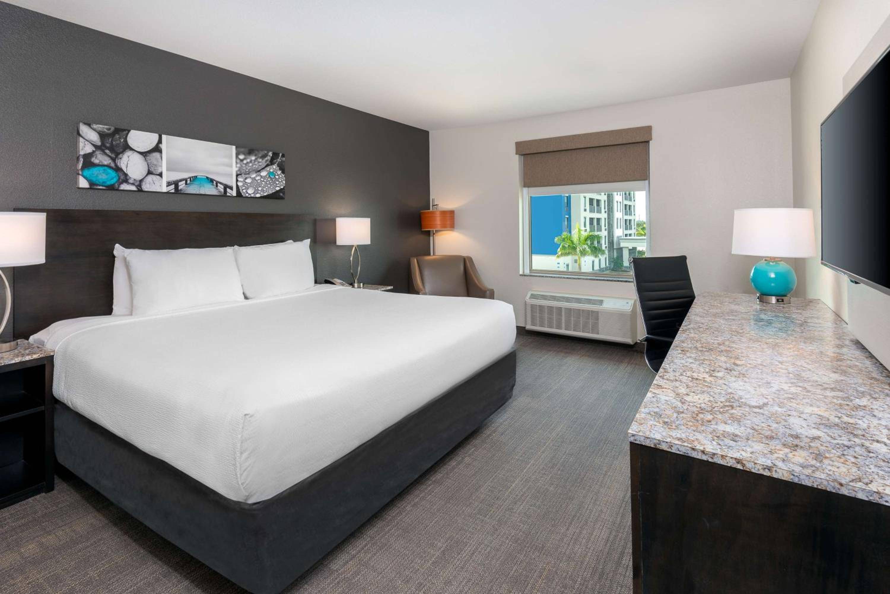 Magnolia Pointe; BW Signature Collection, Sarasota : -2% during the day ...