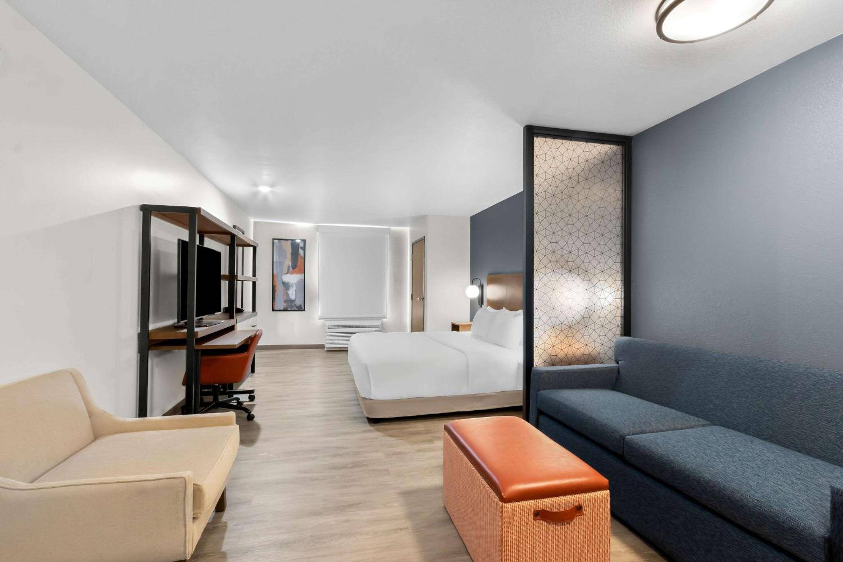 Everhome Suites Glendale Sports Entertainment District, Glendale: -56% ...