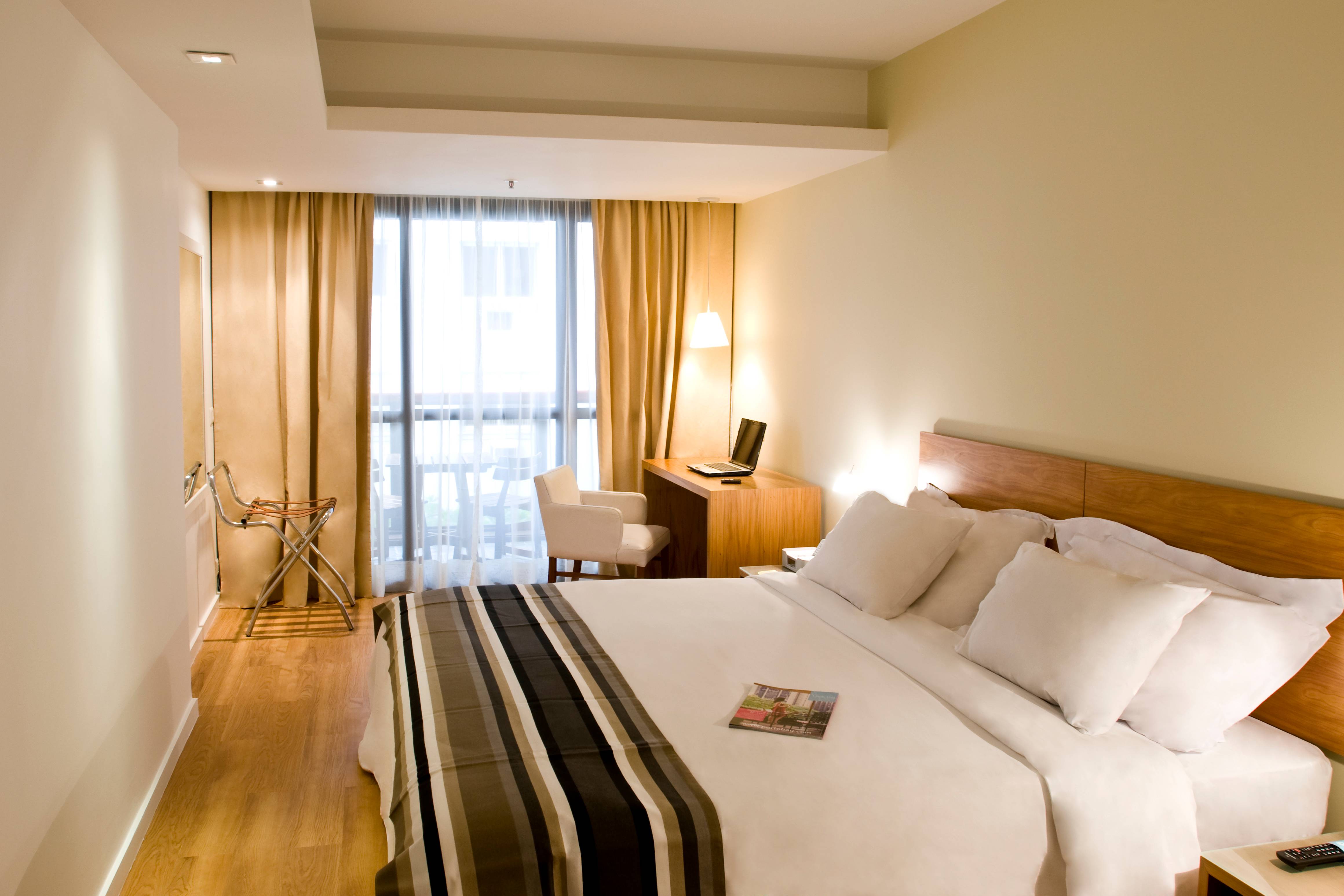 Porto Bay Rio Internacional, Copacabana : hotel during the day - Dayuse ...