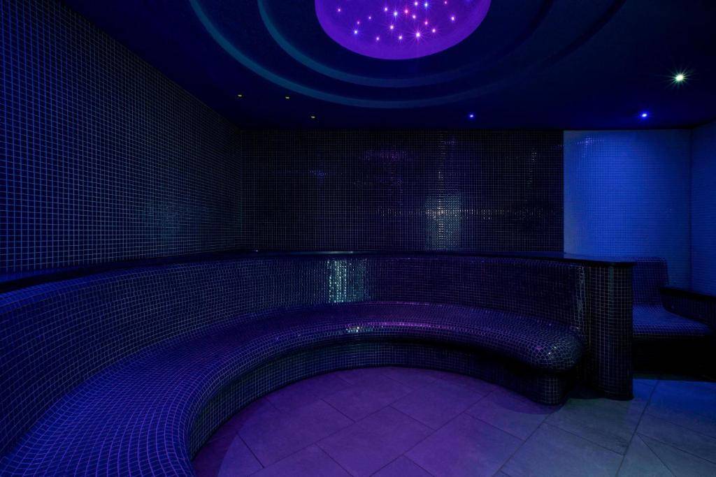 London Twickenham Stadium Hotel, Greater London : -43% during the day ...