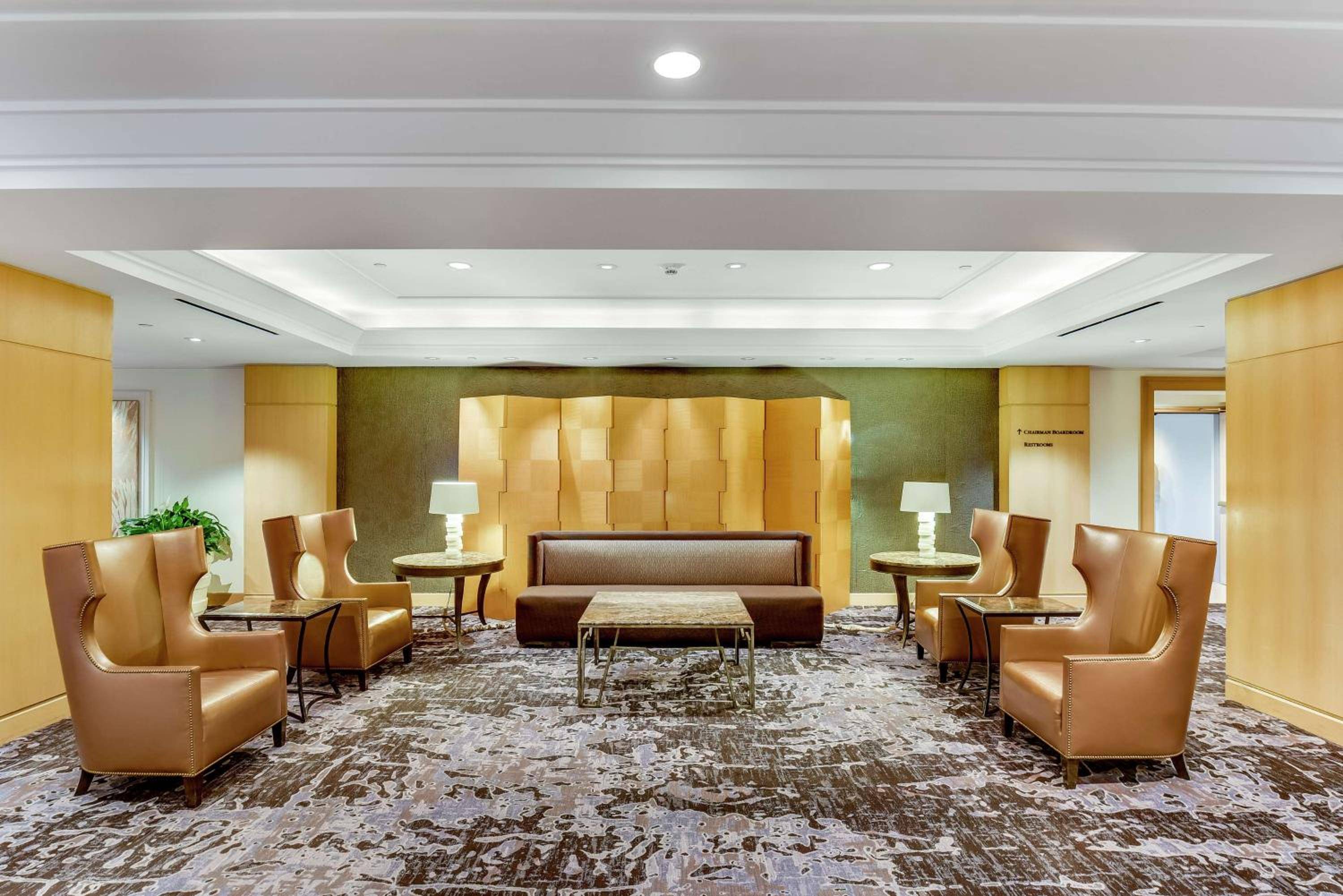 Hilton LAX Los Angeles Airport, Los Angeles : hotel during the day ...