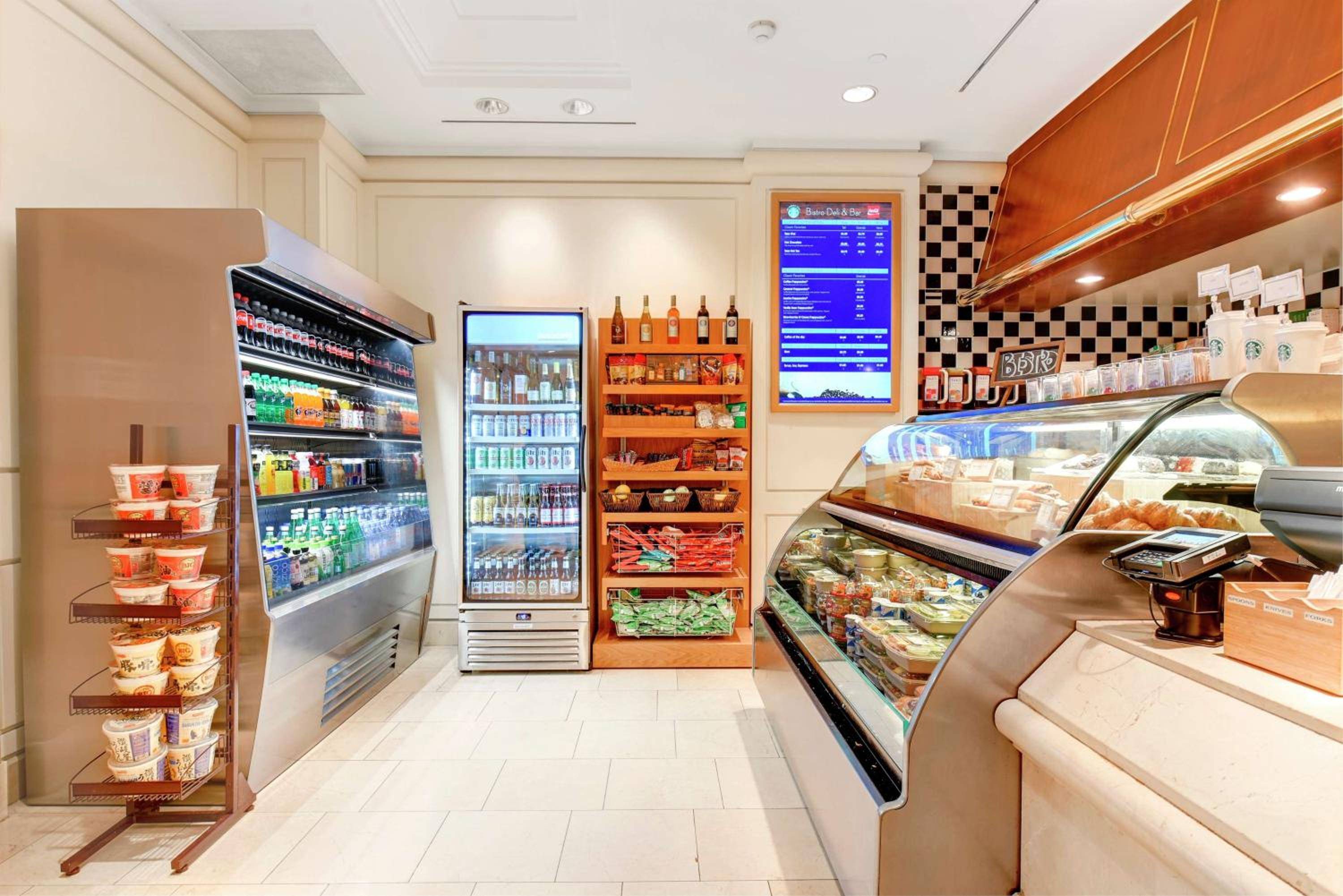 Hilton LAX Los Angeles Airport, Los Angeles : hotel during the day ...