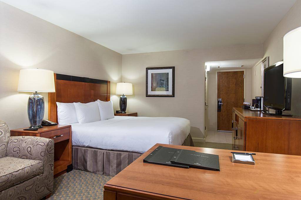 Hilton JFK Airport, NY : hotel during the day - Dayuse.com