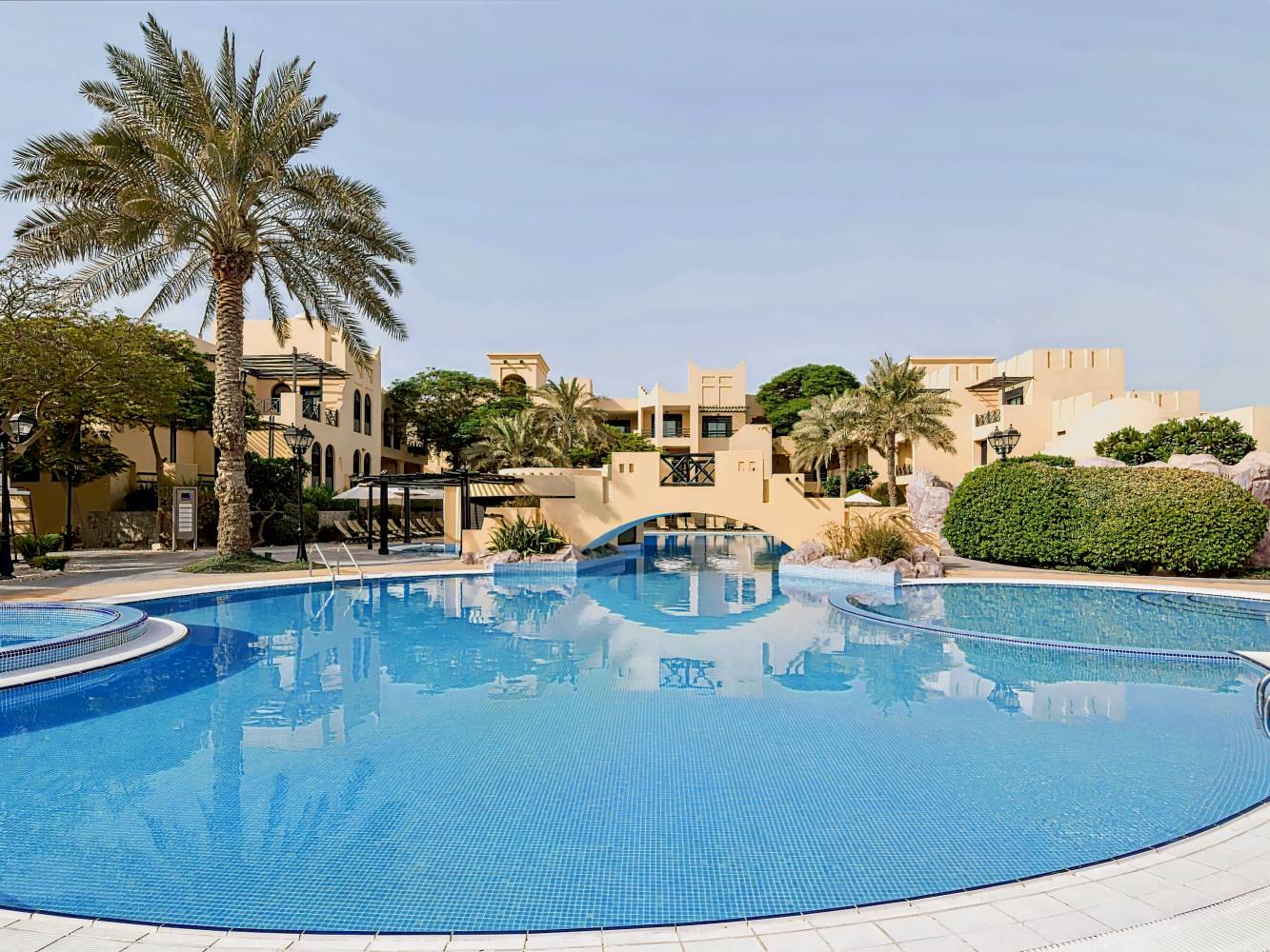 Novotel Bahrain Al Dana Resort, Manama : hotel during the day - Dayuse.com