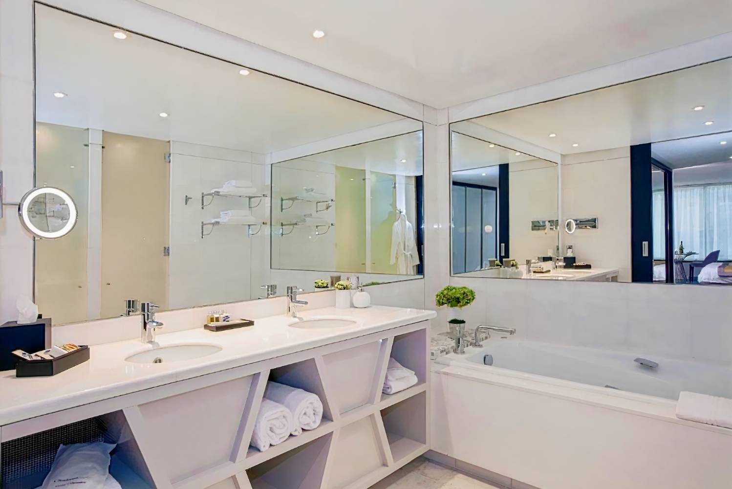 La Clef Tour Eiffel Paris by The Crest Collection, Paris 16ème : -36% ...