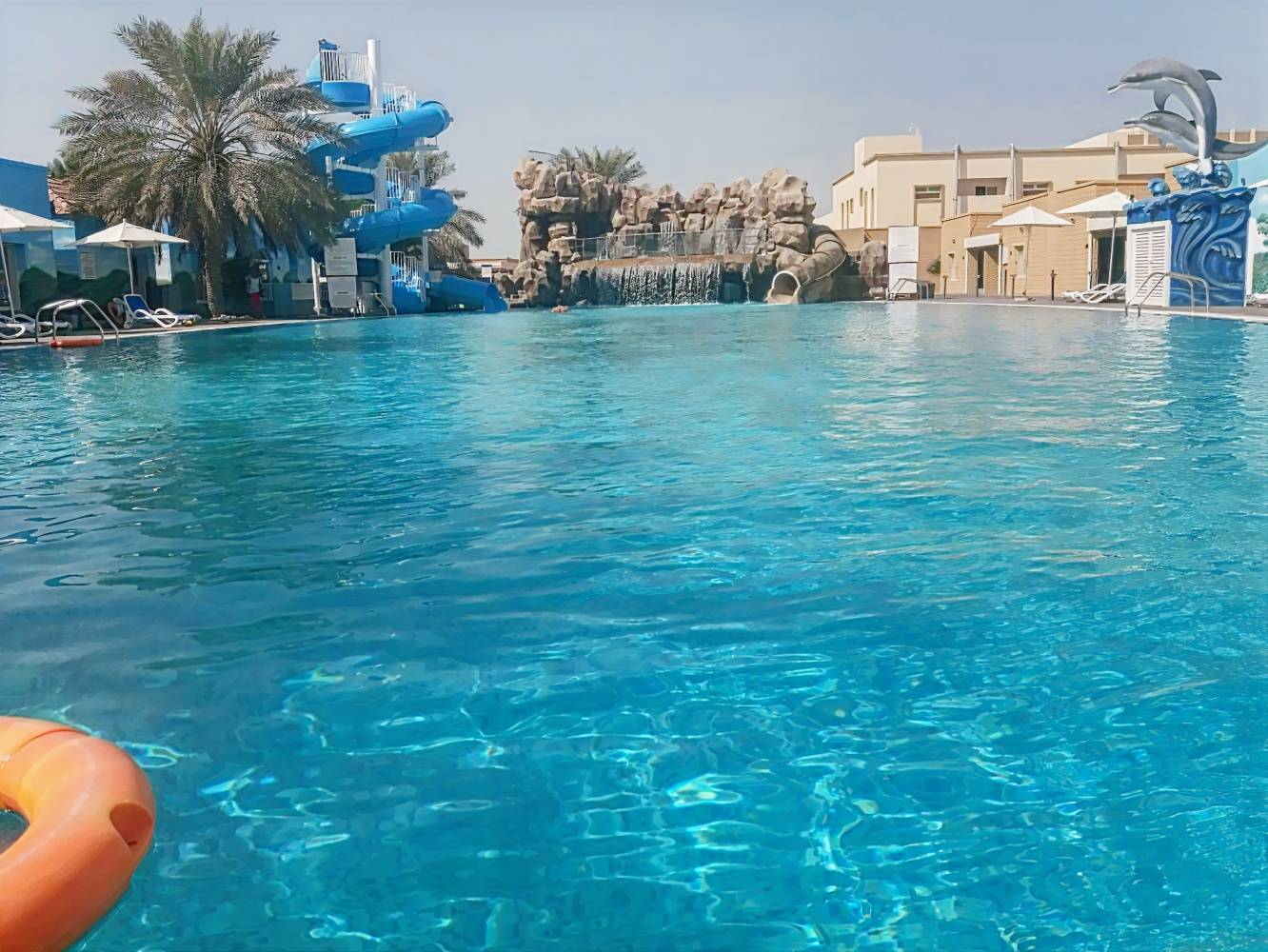 Hotel Royal Residence, Umm Al Quwain : hotel during the day - Dayuse.com